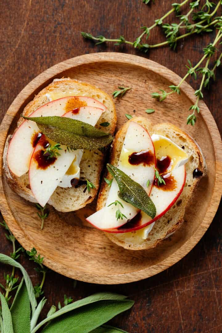 Apple Brie Crostini - The Healthful Ideas