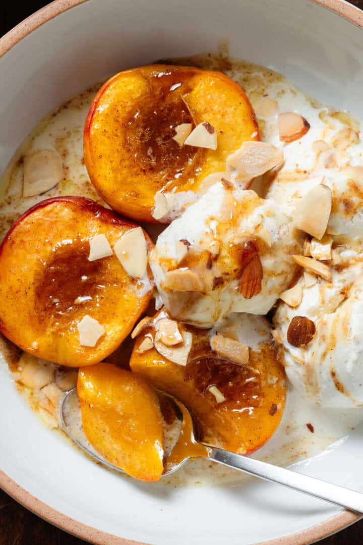 Maple Cinnamon Baked Peaches - The Healthful Ideas